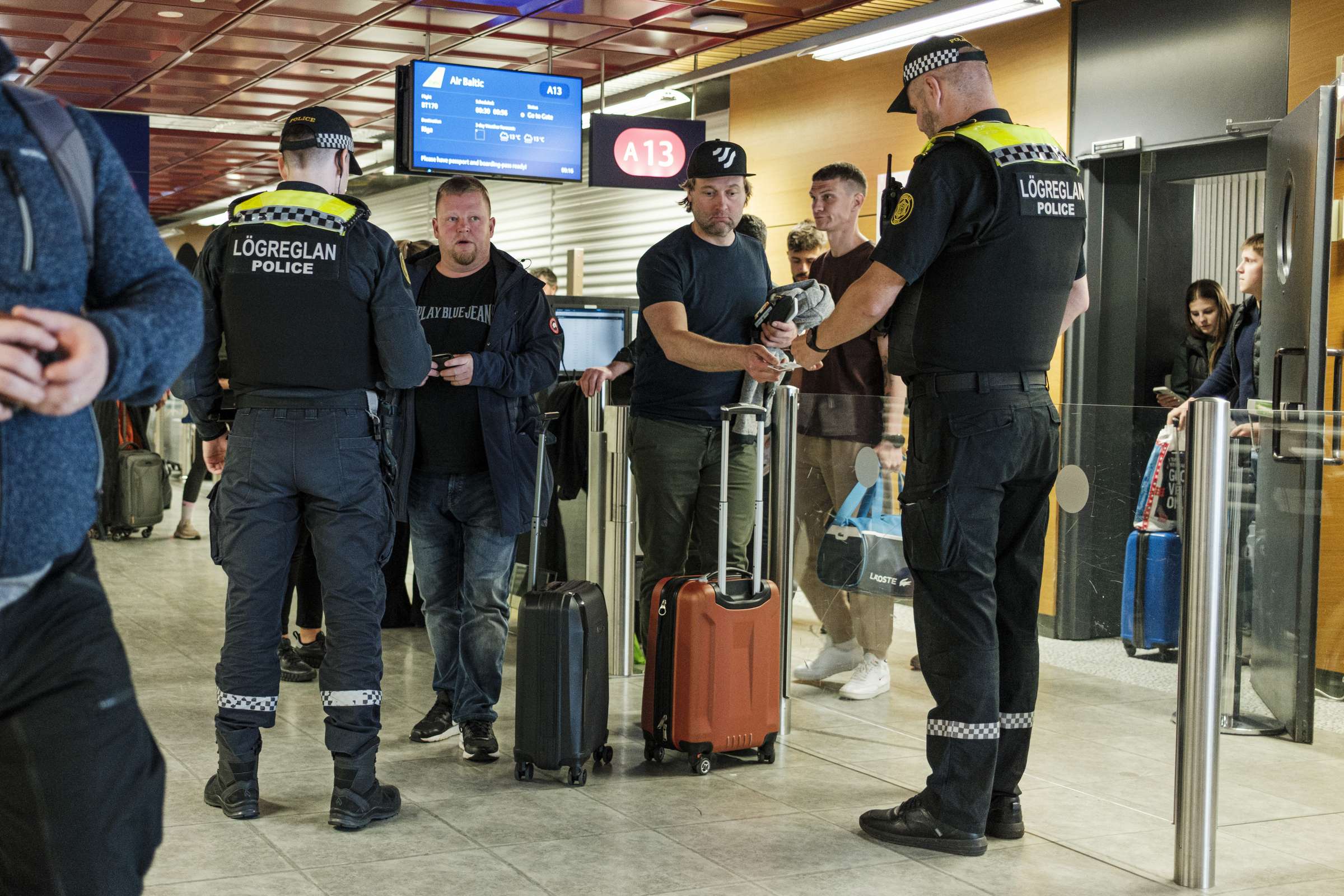 Fjórtán með fölsuð skilríki – Óvenjulegt mál og mansal til skoðunar ...