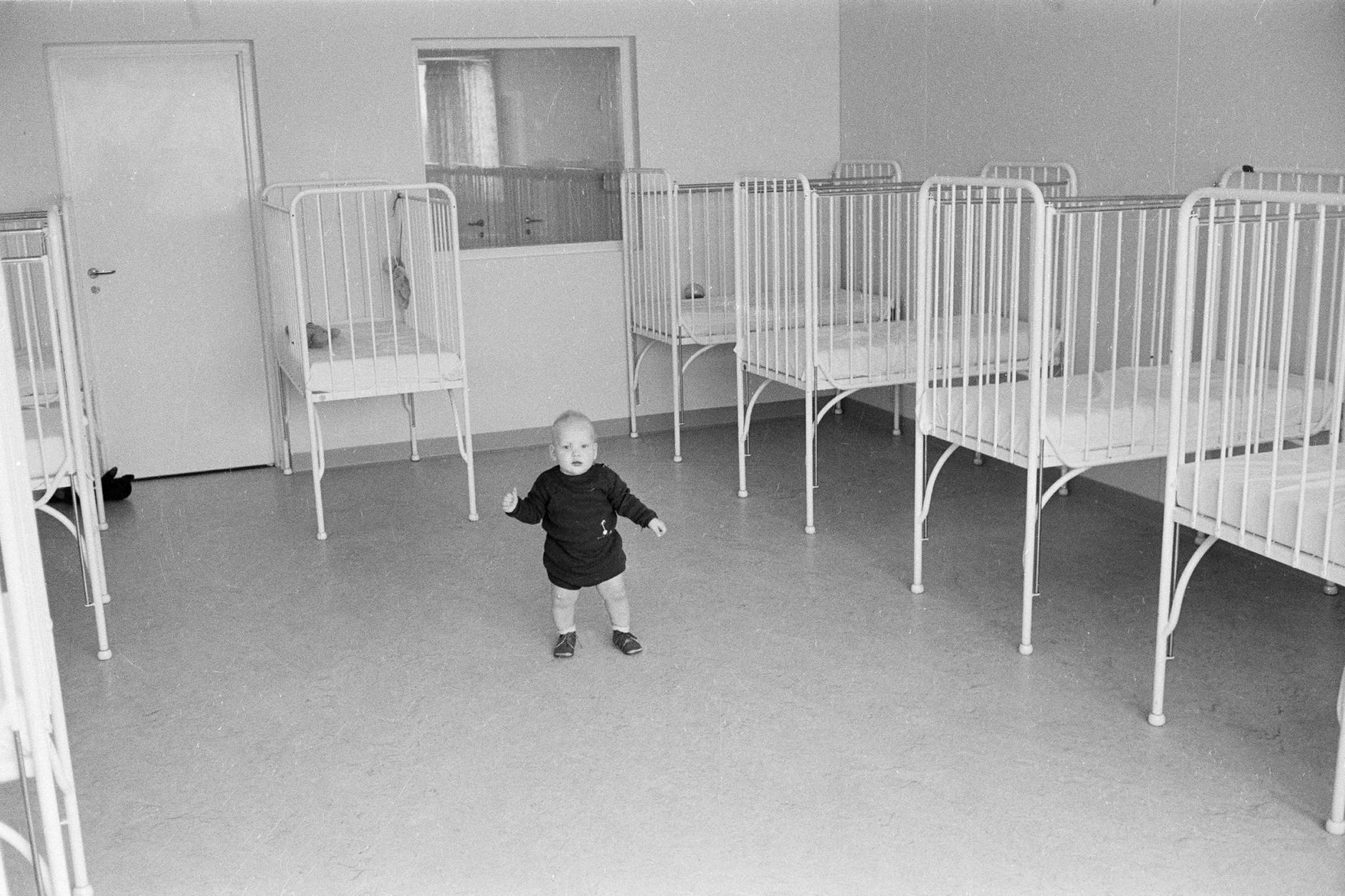 Fengu bara að sjá börnin sín í gegnum gler - Heimildin