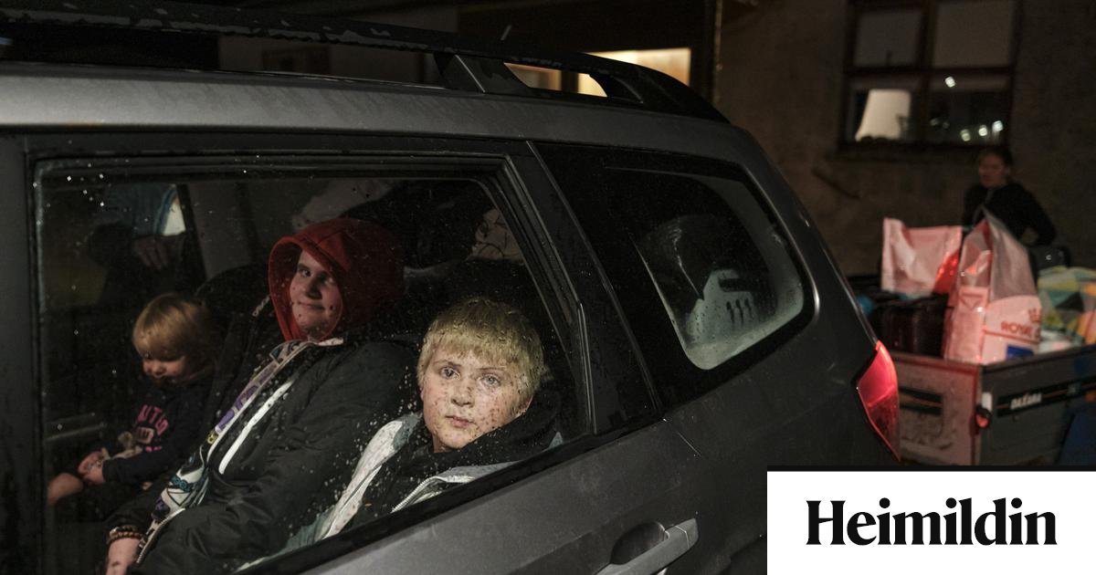 Á leið burt úr bænum með ömmu, börnin, hunda, hænur og fullhlaðna kerru ...